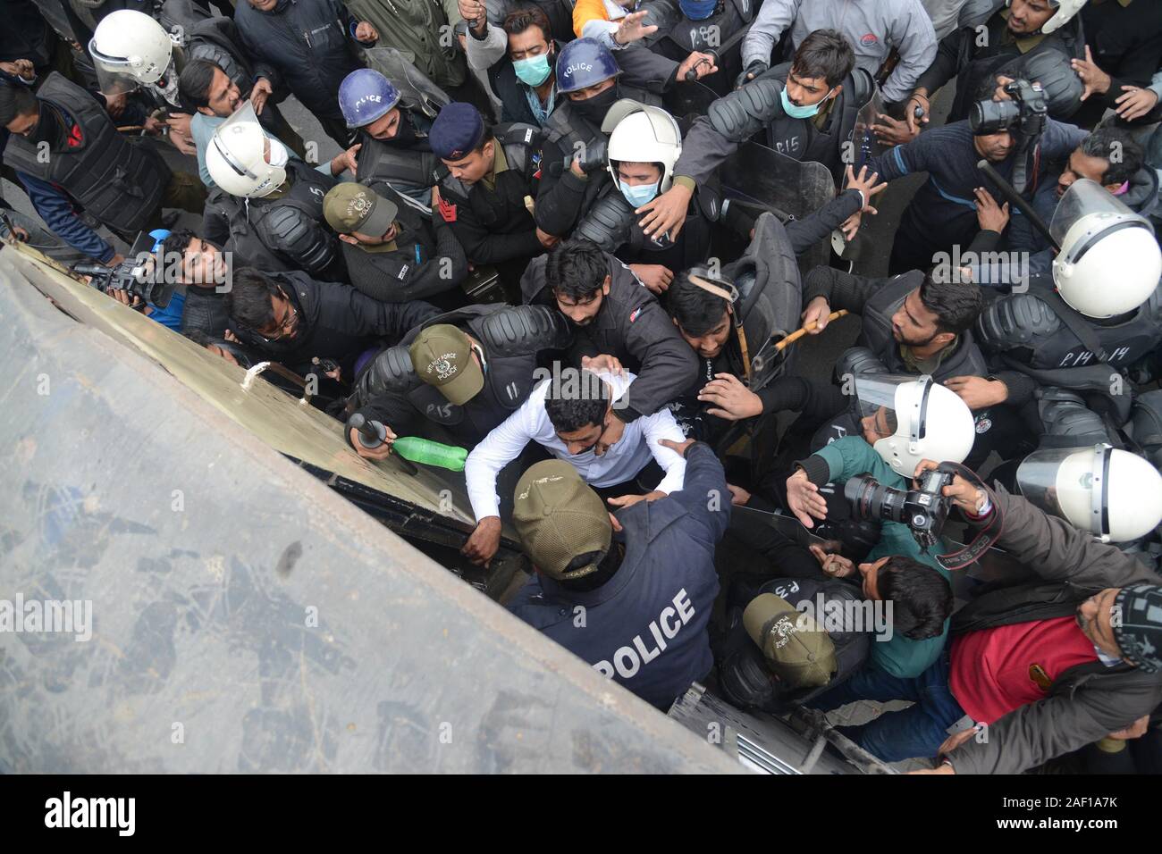 Scuffles between police officers hi-res stock photography and images ...