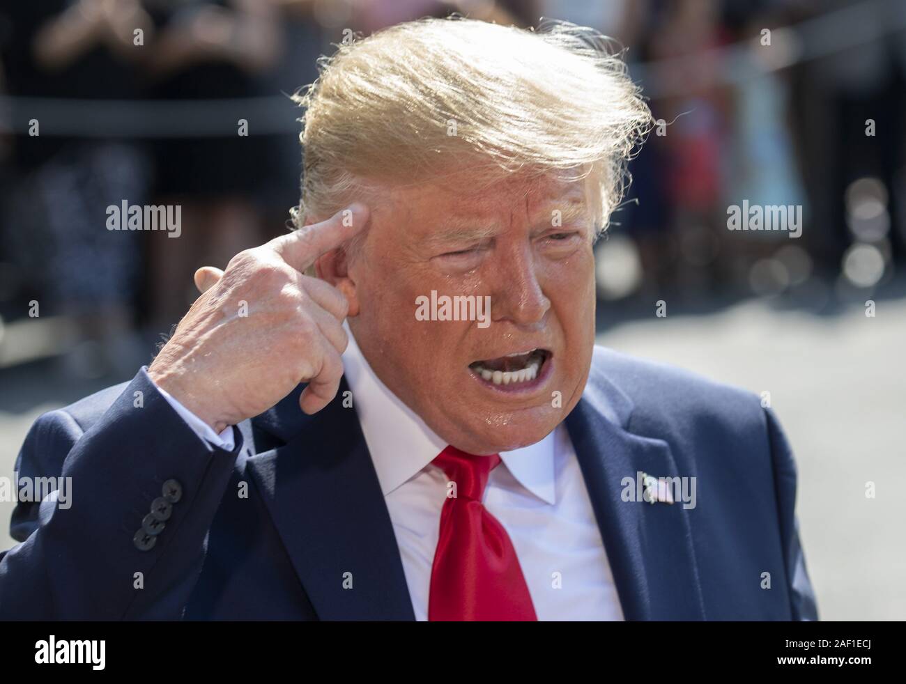 Donald trump head hands hi-res stock photography and images - Alamy
