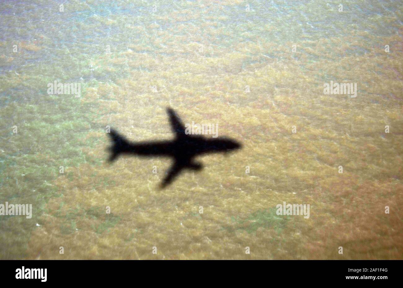 Shadow flying airplane aircraft hi-res stock photography and images - Alamy