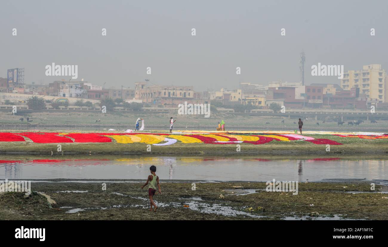 Bank of polluted yamuna river hi-res stock photography and images - Alamy