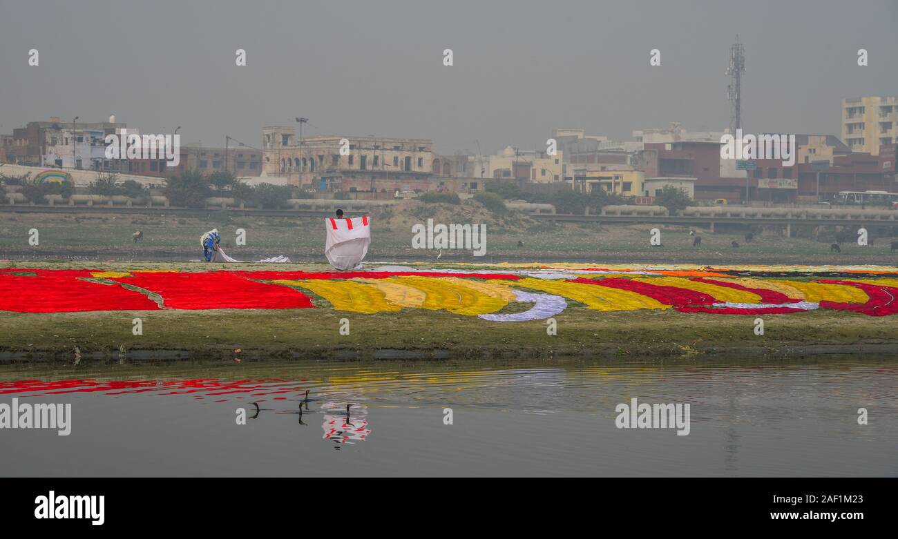 Bank of polluted yamuna river hi-res stock photography and images - Alamy