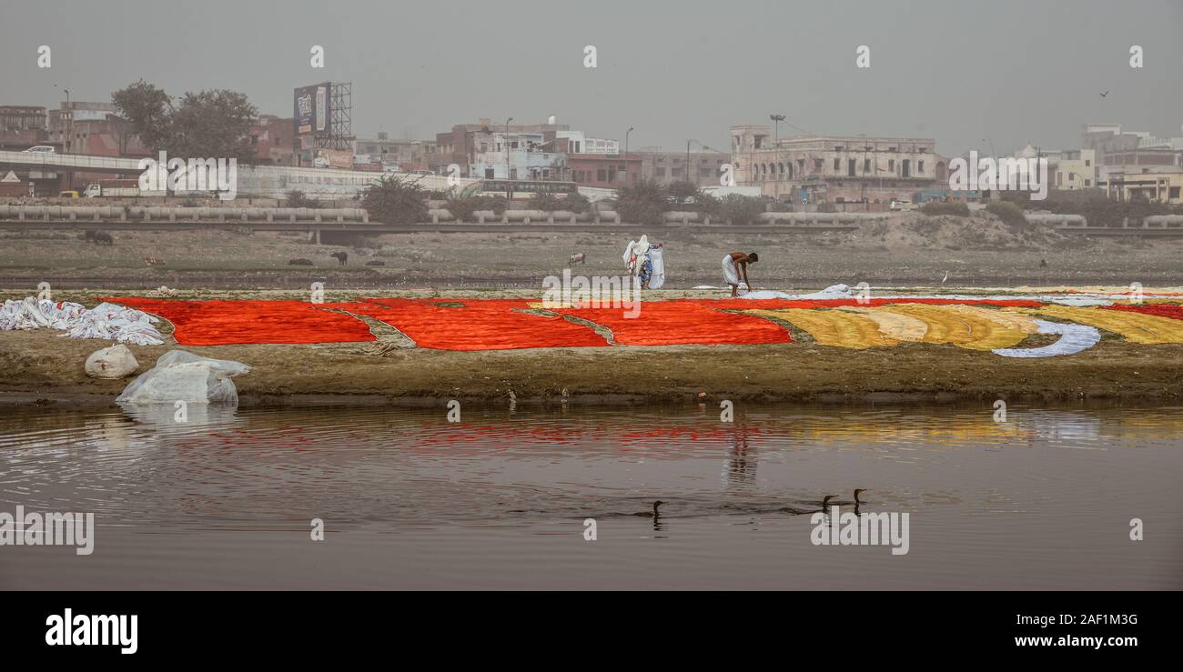 Bank of polluted yamuna river hi-res stock photography and images - Alamy