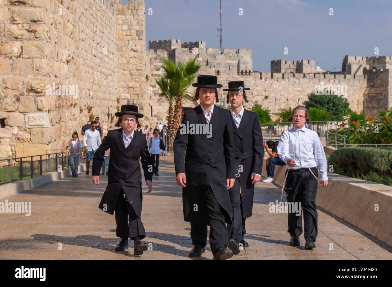 Haredi family hi-res stock photography and images - Alamy