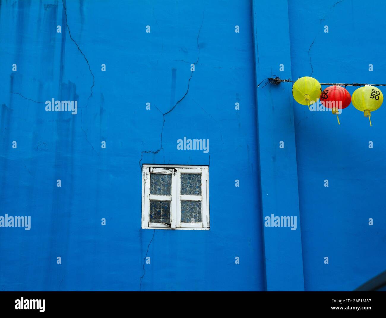 Blue wall of ancient house in Chinatown, Singapore Stock Photo - Alamy