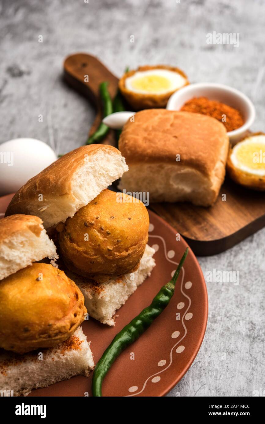 Egg Vada Pav or Anda Wada Paav / Pao is a non-Vegetarian Fast Food Dish ...