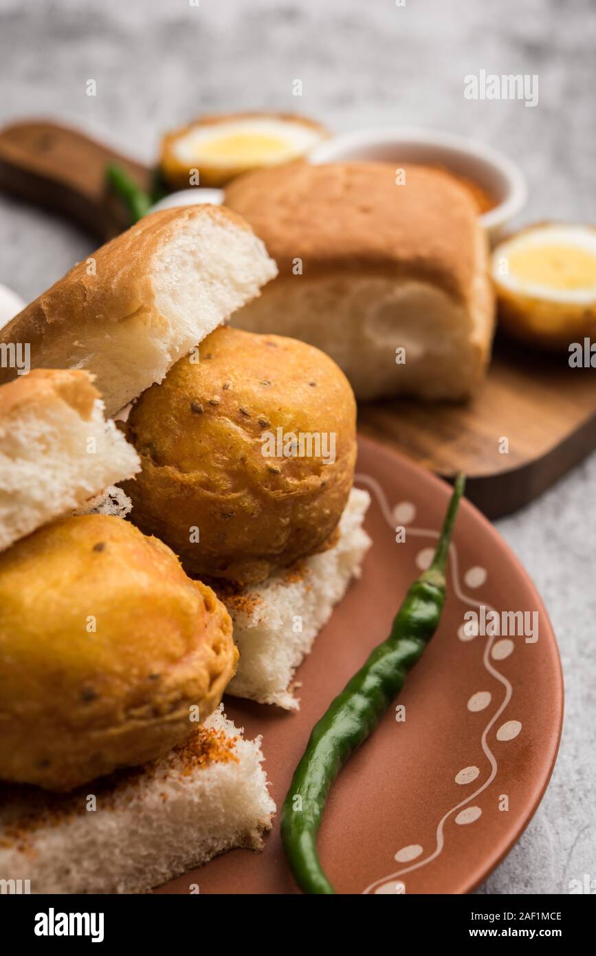 Egg Vada Pav or Anda Wada Paav / Pao is a non-Vegetarian Fast Food Dish ...