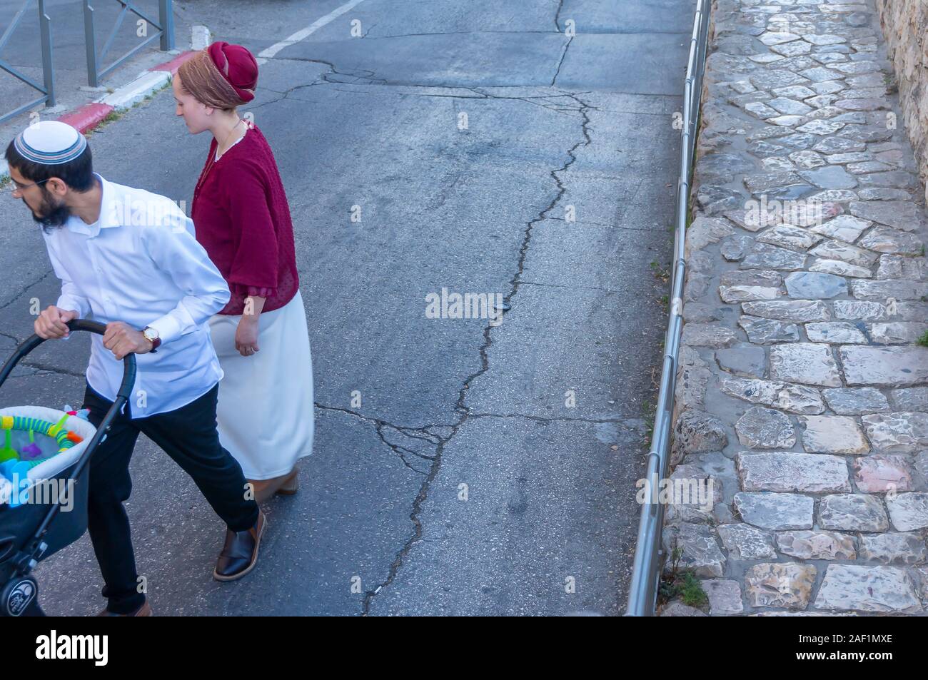 Haredi family hi-res stock photography and images - Alamy
