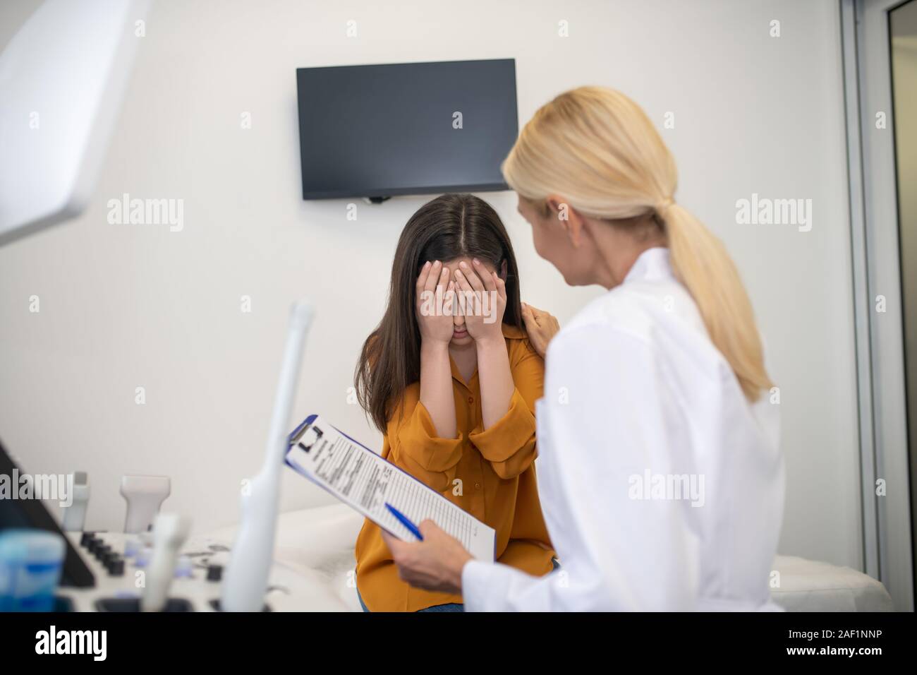 Doctor examination crying hi-res stock photography and images - Alamy