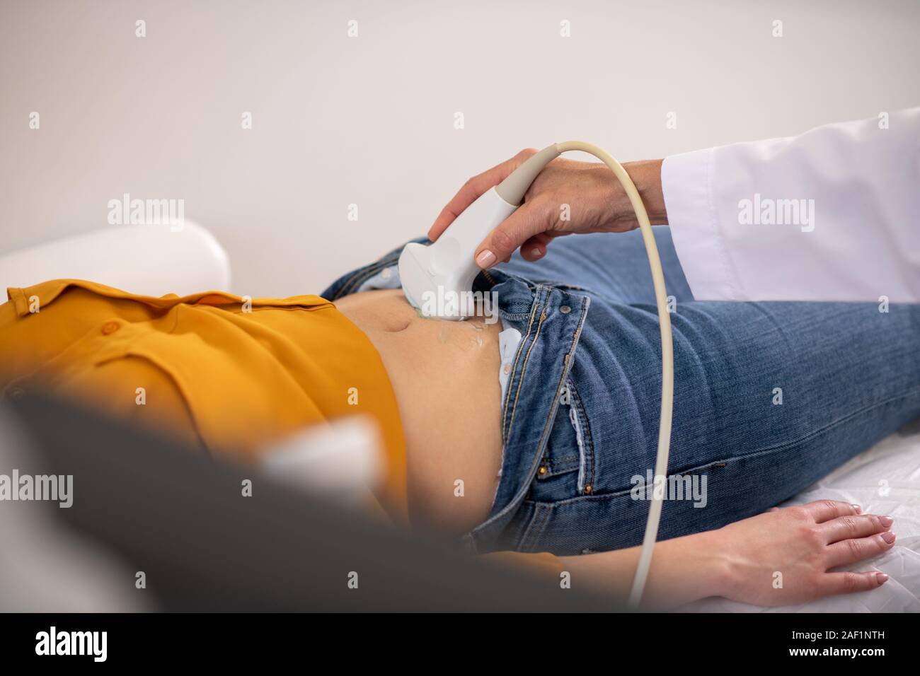 Female doctor making ultrasound test to pregnant woman Stock Photo - Alamy