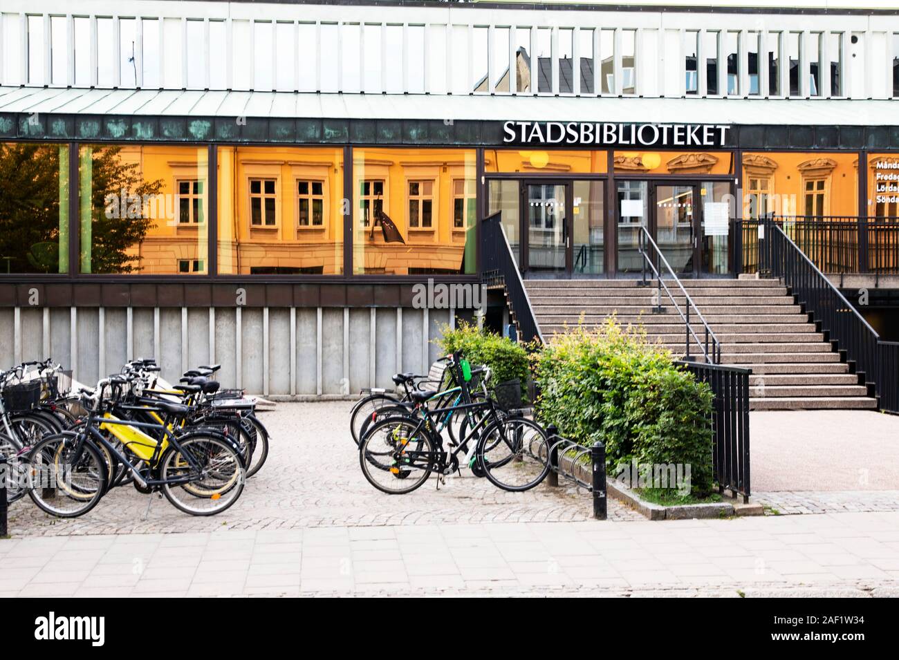 Public library building Stock Photo - Alamy