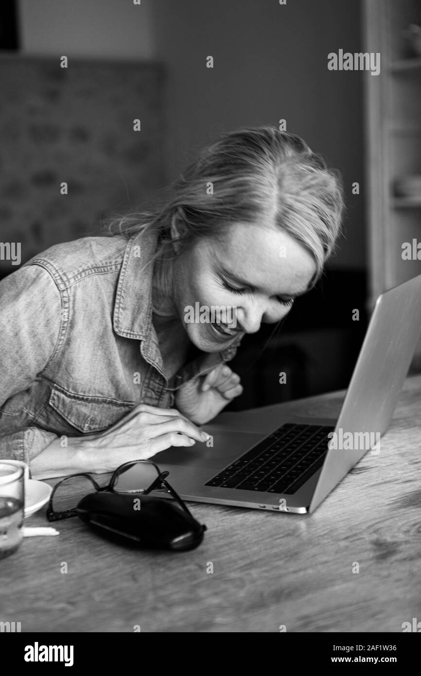 Real people laughing hi-res stock photography and images - Alamy