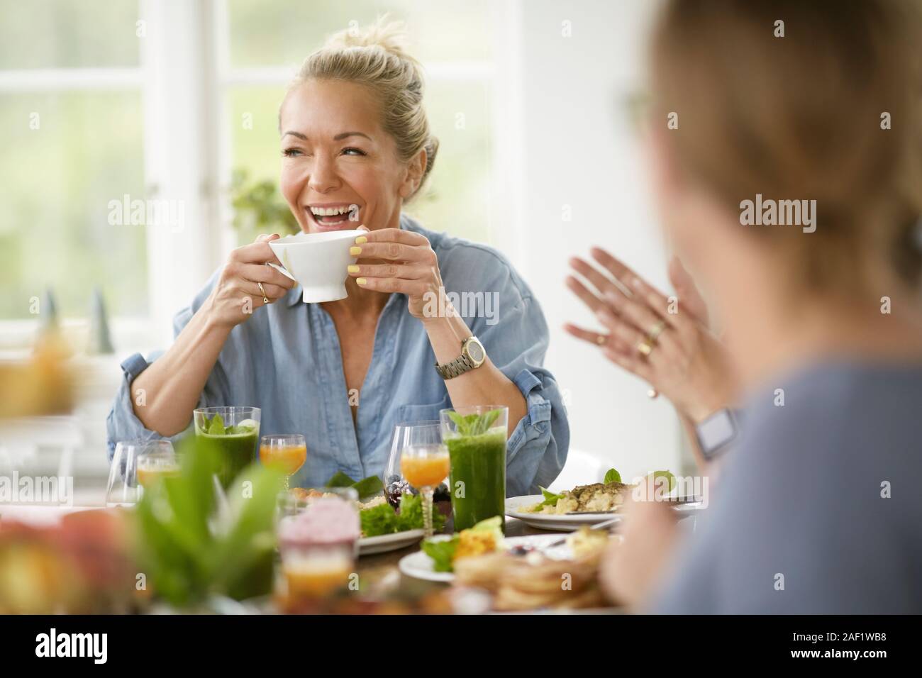 Woman eating happy meal hi-res stock photography and images - Alamy