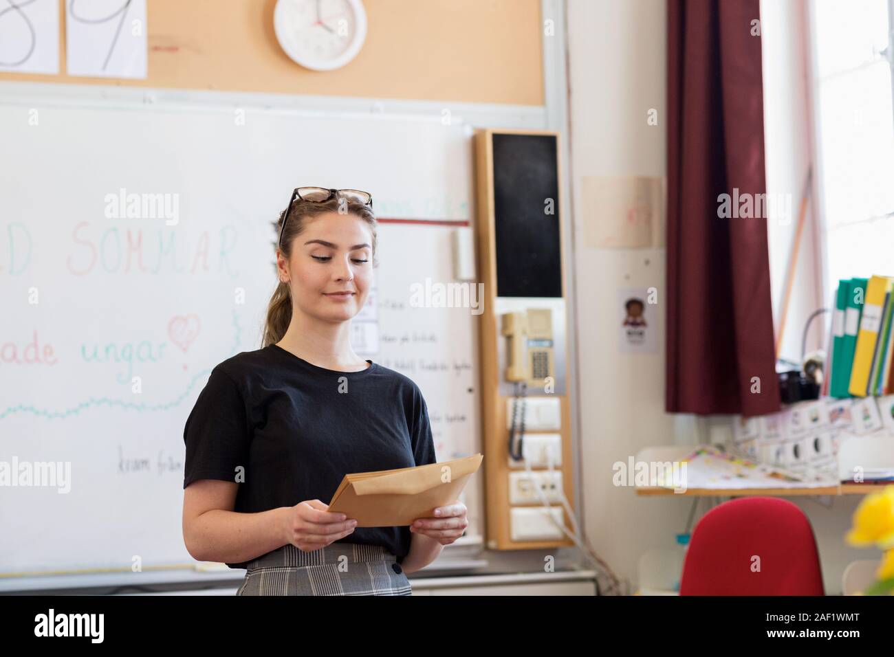 Woman standing front classroom hi-res stock photography and images - Alamy