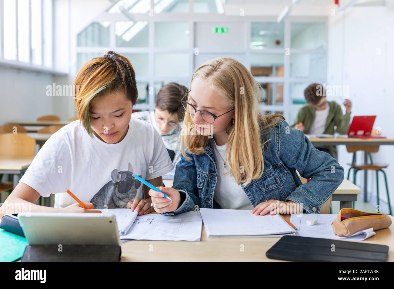 High school girls classroom hi-res stock photography and images - Alamy