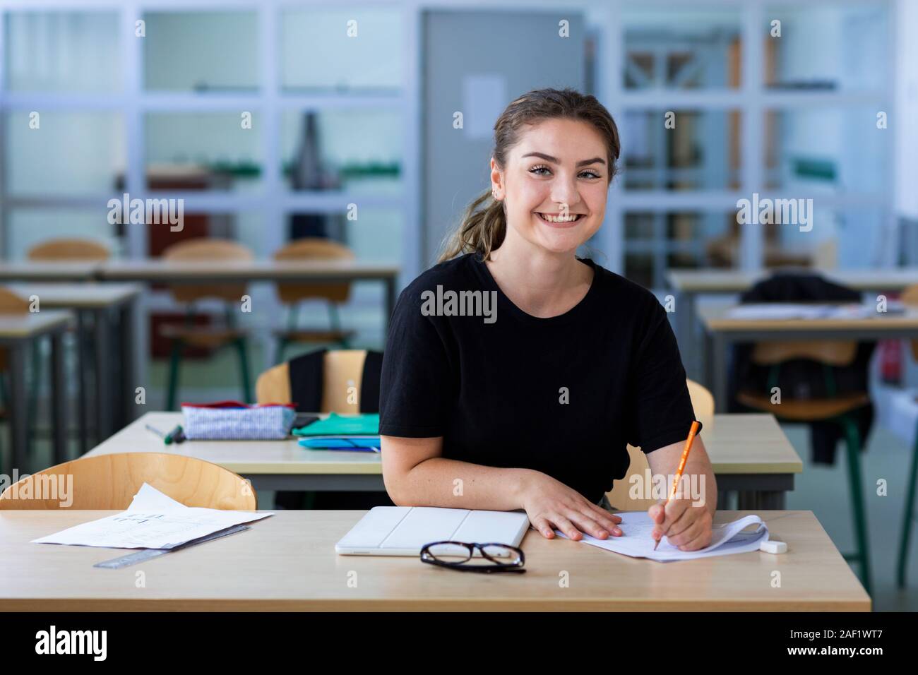 Teenage girl sitting in classroom Stock Photo - Alamy