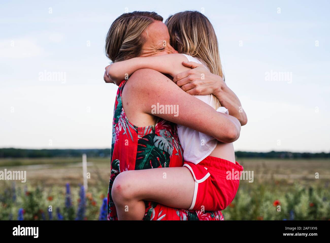 Mother and daughter hugging Stock Photo - Alamy