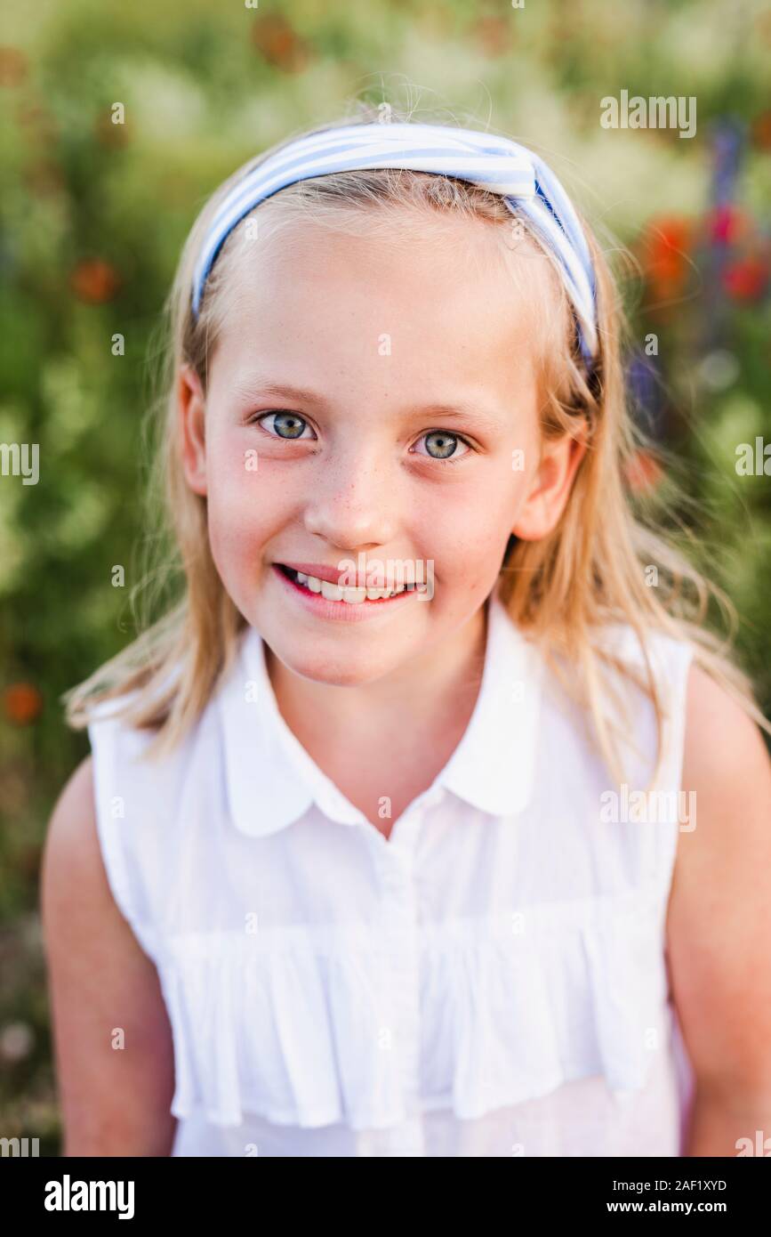 Smiling look at camera hi-res stock photography and images - Alamy