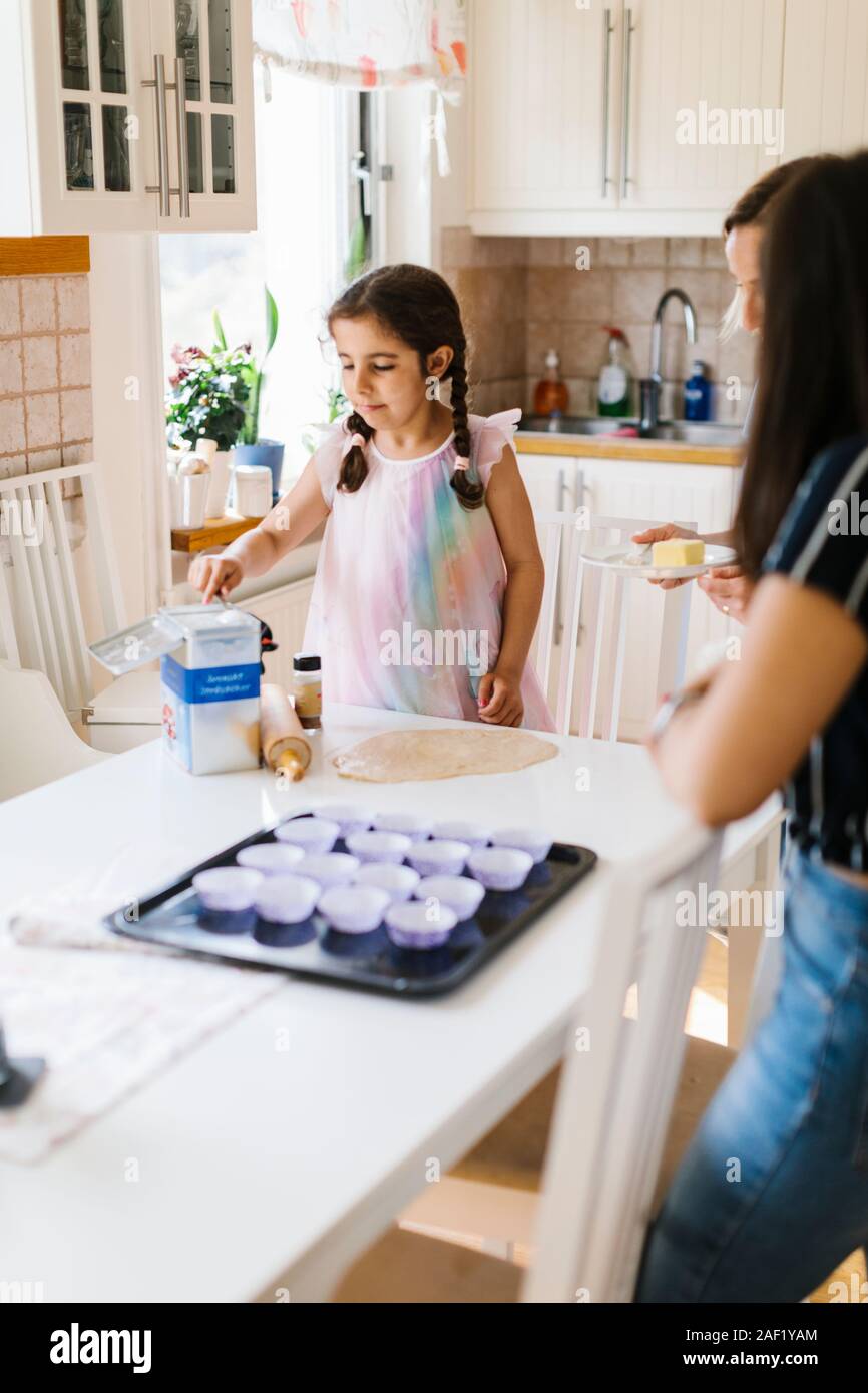 Baking family hi-res stock photography and images - Alamy