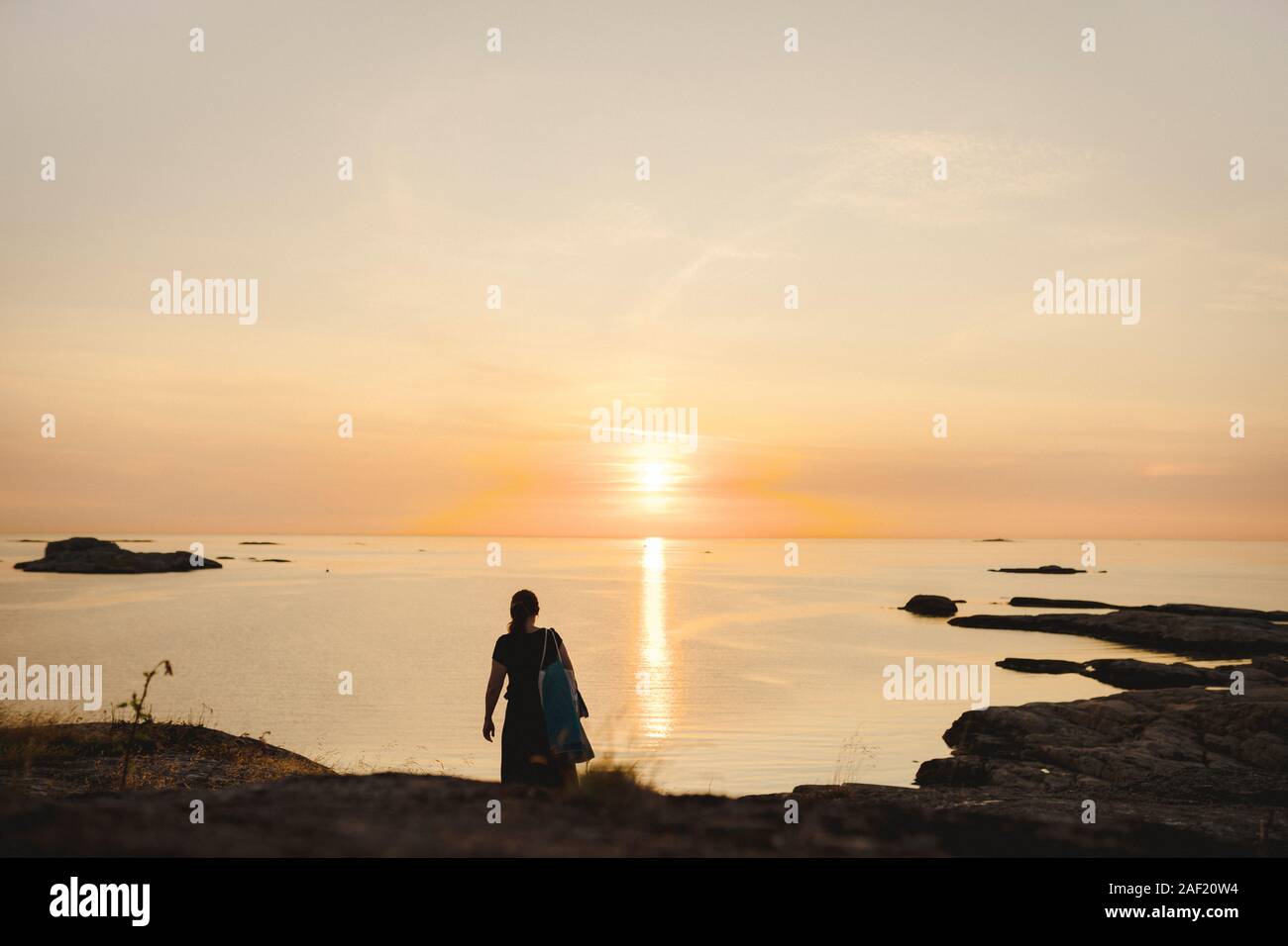 Woman sunset cliff silhouette hi-res stock photography and images - Alamy