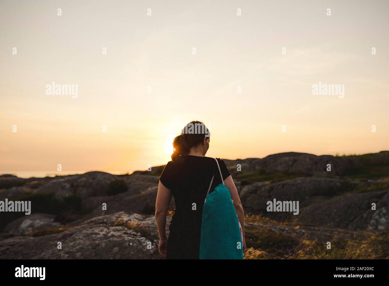 Woman cliff sunset hi-res stock photography and images - Alamy