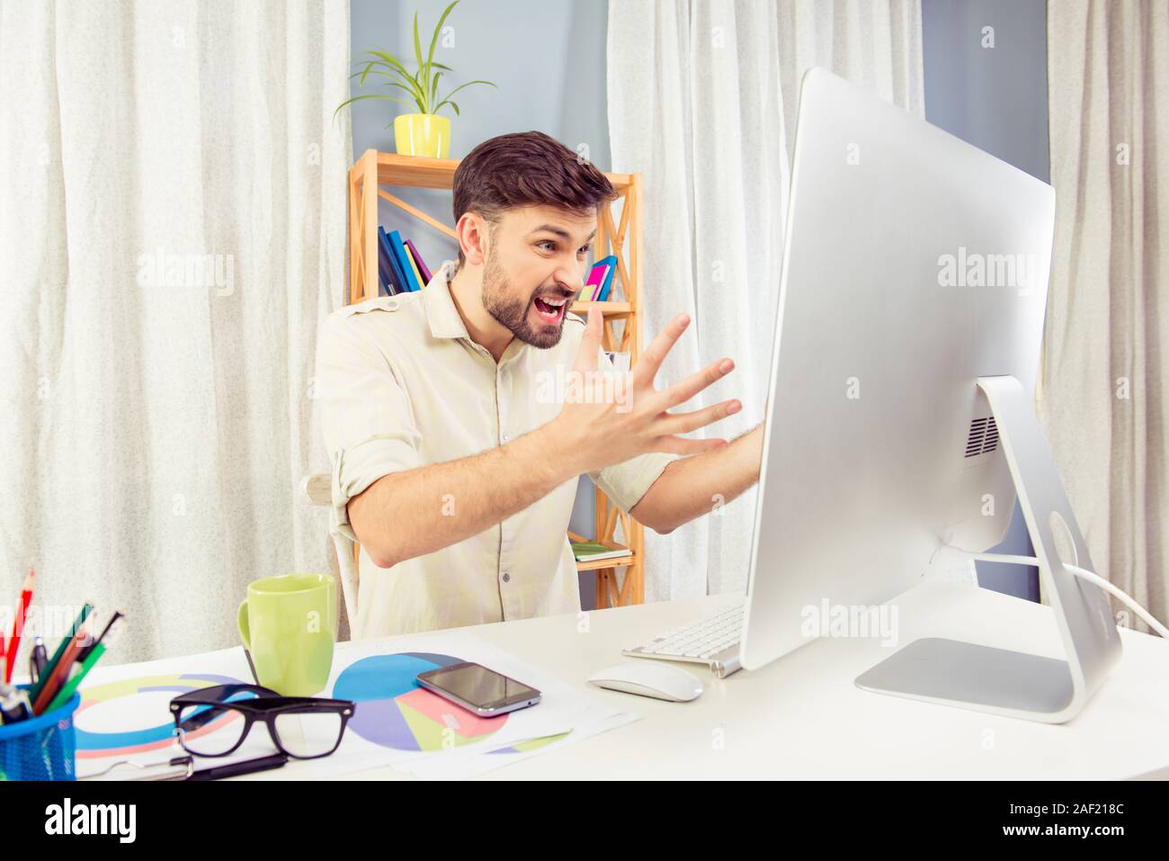 Angry young furious man screaming on his computer Stock Photo - Alamy