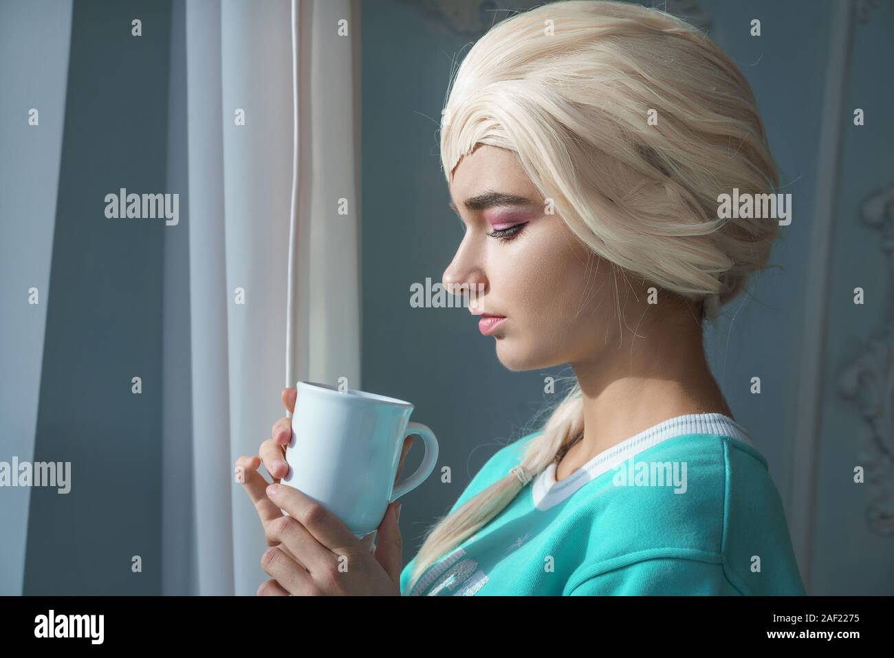 Disney frozen elsa cartoon hi-res stock photography and images - Alamy