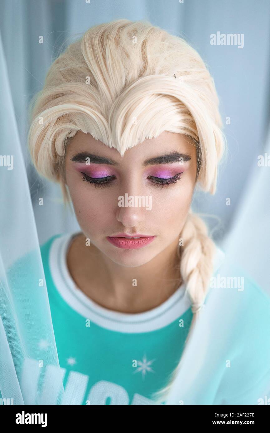Elsa frozen costume hi-res stock photography and images - Alamy