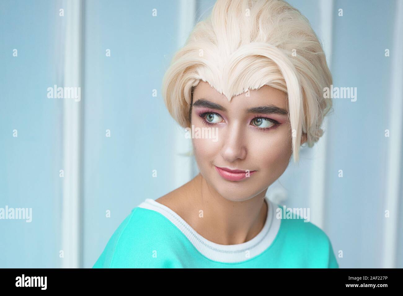 Disney frozen elsa cartoon hi-res stock photography and images - Alamy