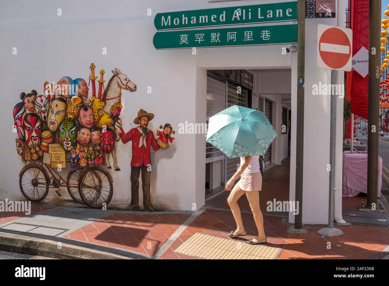 Singapore: street art in Mohamed Ali Lane, in Chinatown Stock Photo - Alamy