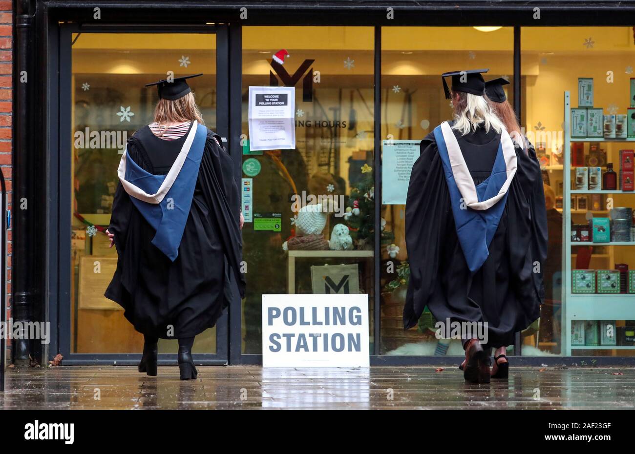 Graduation students uk reading hi-res stock photography and images - Alamy