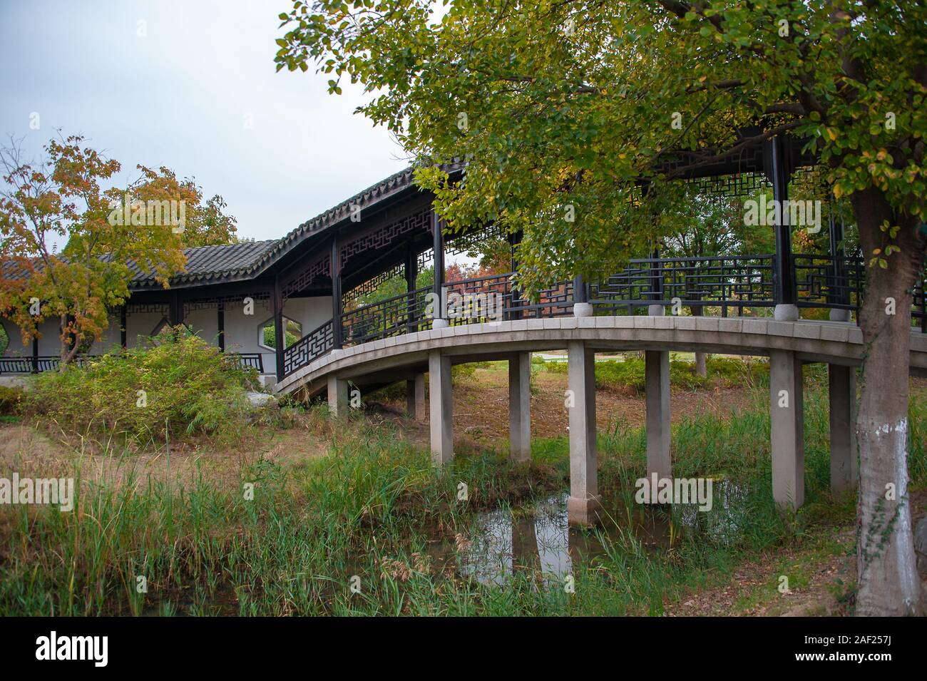 Chinese covered footbridge hi-res stock photography and images - Alamy