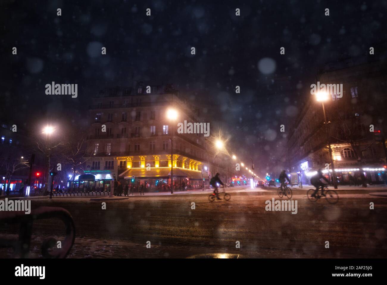 Winter snow fairytale in Paris downtown streets Stock Photo - Alamy