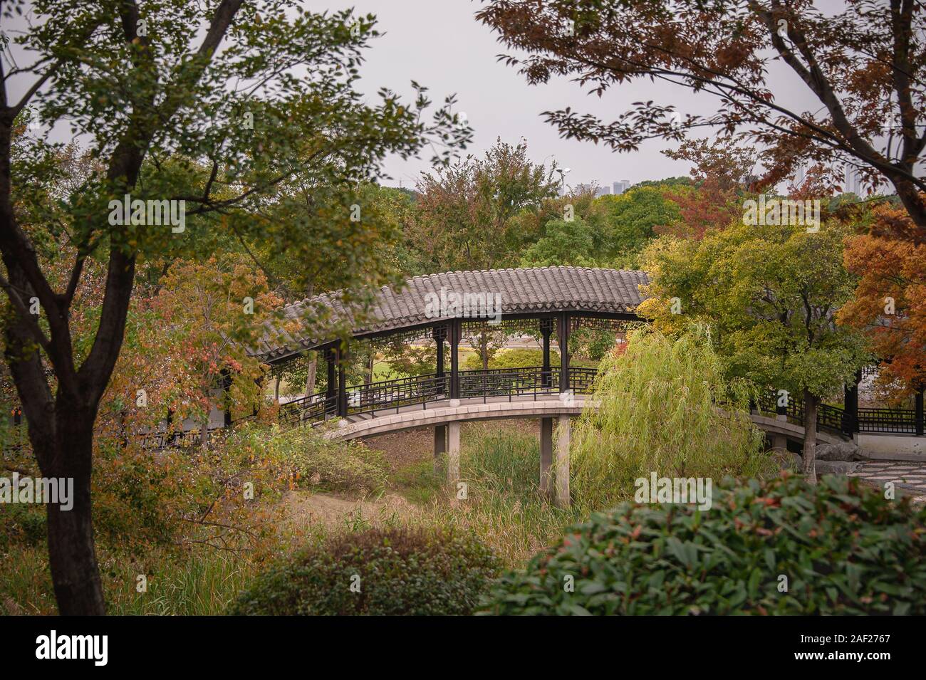 Chinese covered footbridge hi-res stock photography and images - Alamy