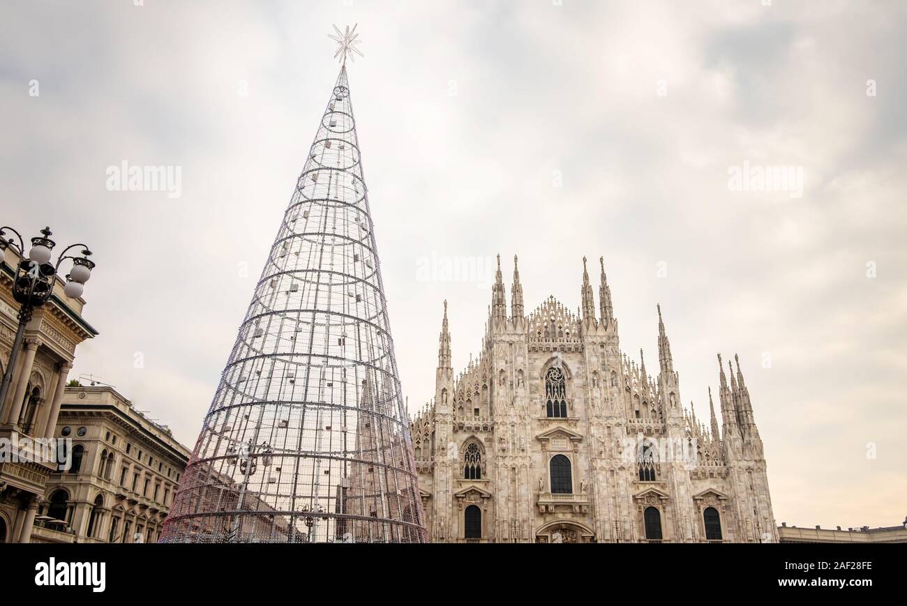 Milan cathedral christmas tree hi-res stock photography and images - Alamy