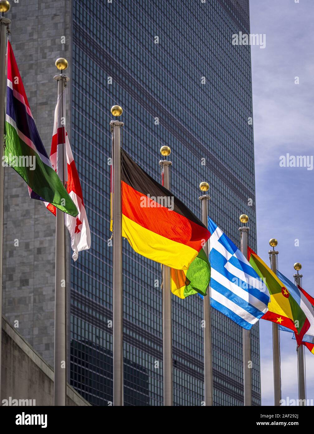 In front of the UN Secretariat Tower in New York, the German flag is ...