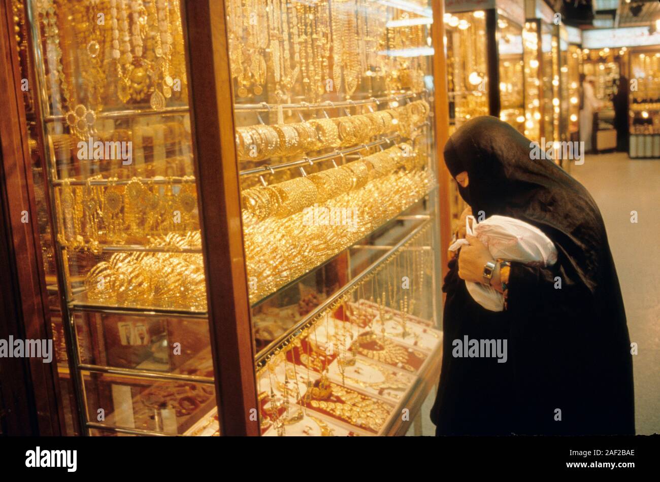 Shoppers at a street market in Kuwait city, Kuwait 1986 Stock Photo - Alamy