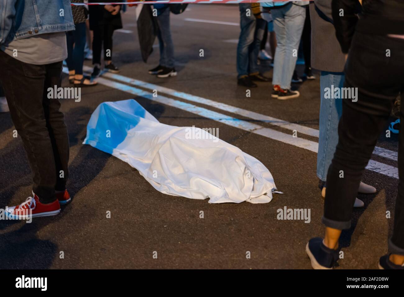 Dead body lying down hi-res stock photography and images - Alamy