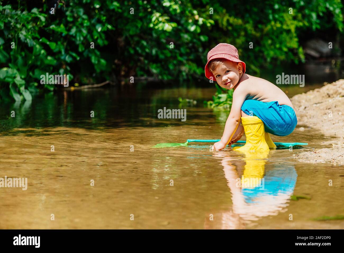 Boy holding frog hi-res stock photography and images - Alamy