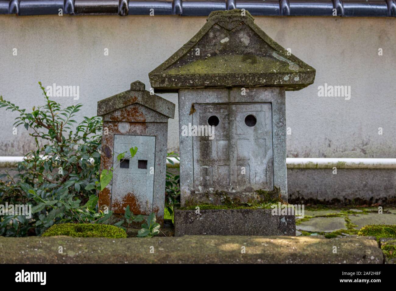 Small stone shrines at Honteruyamahoko Buddhist temple in Kanazawa ...