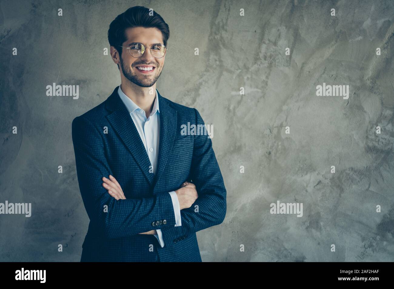 Turned photo of positive entrepreneur expert in business tend be rich ...