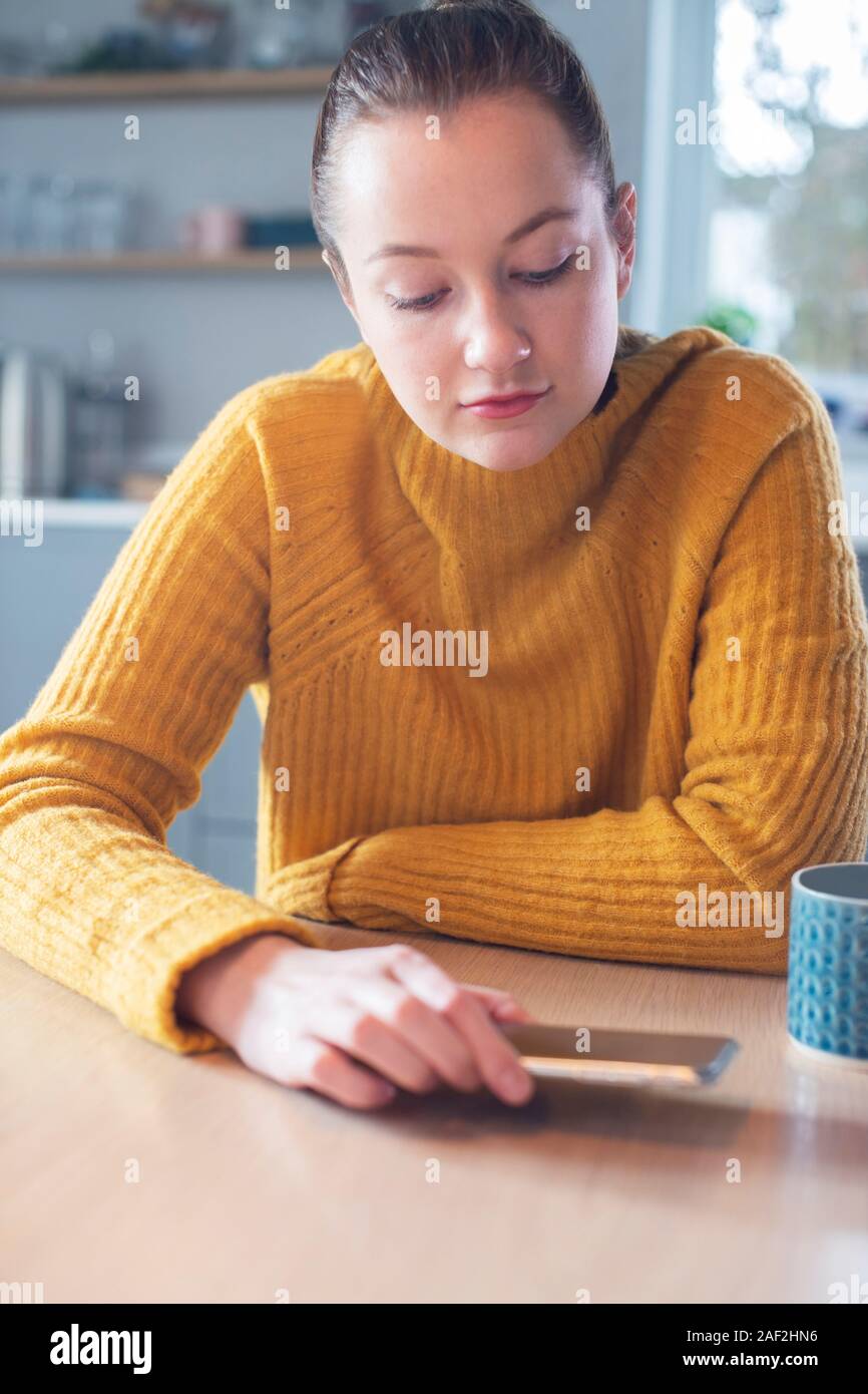 Cell phone addiction hi-res stock photography and images - Alamy