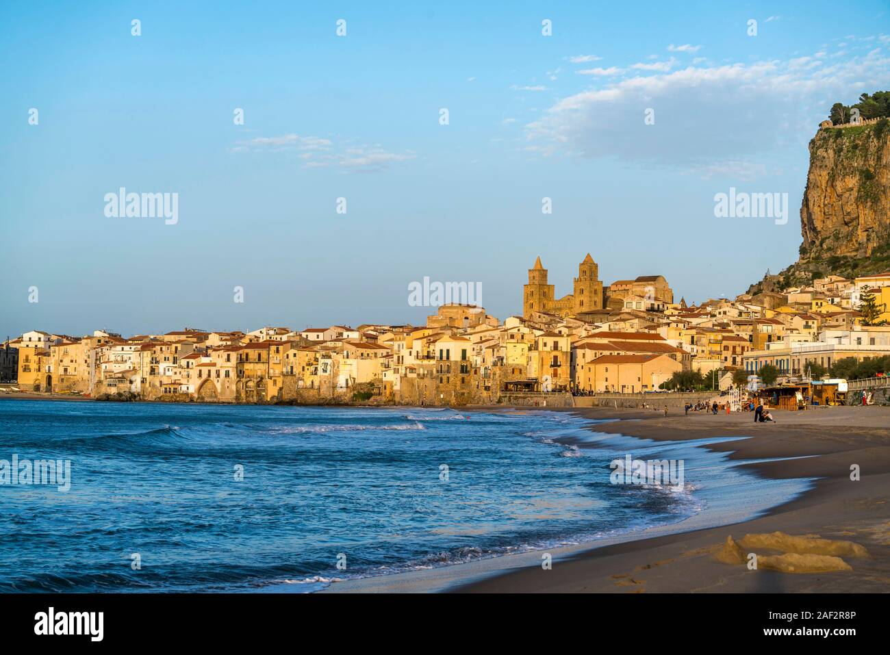 Strand Spiaggia Lungomare und die Altstadt mit der Kathedrale von ...
