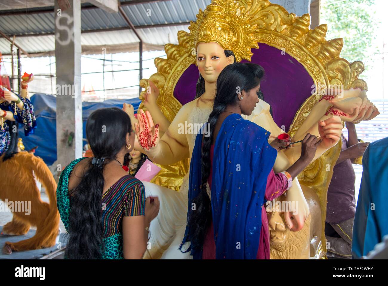Durga sculpture mud idol sculptor hi-res stock photography and images ...