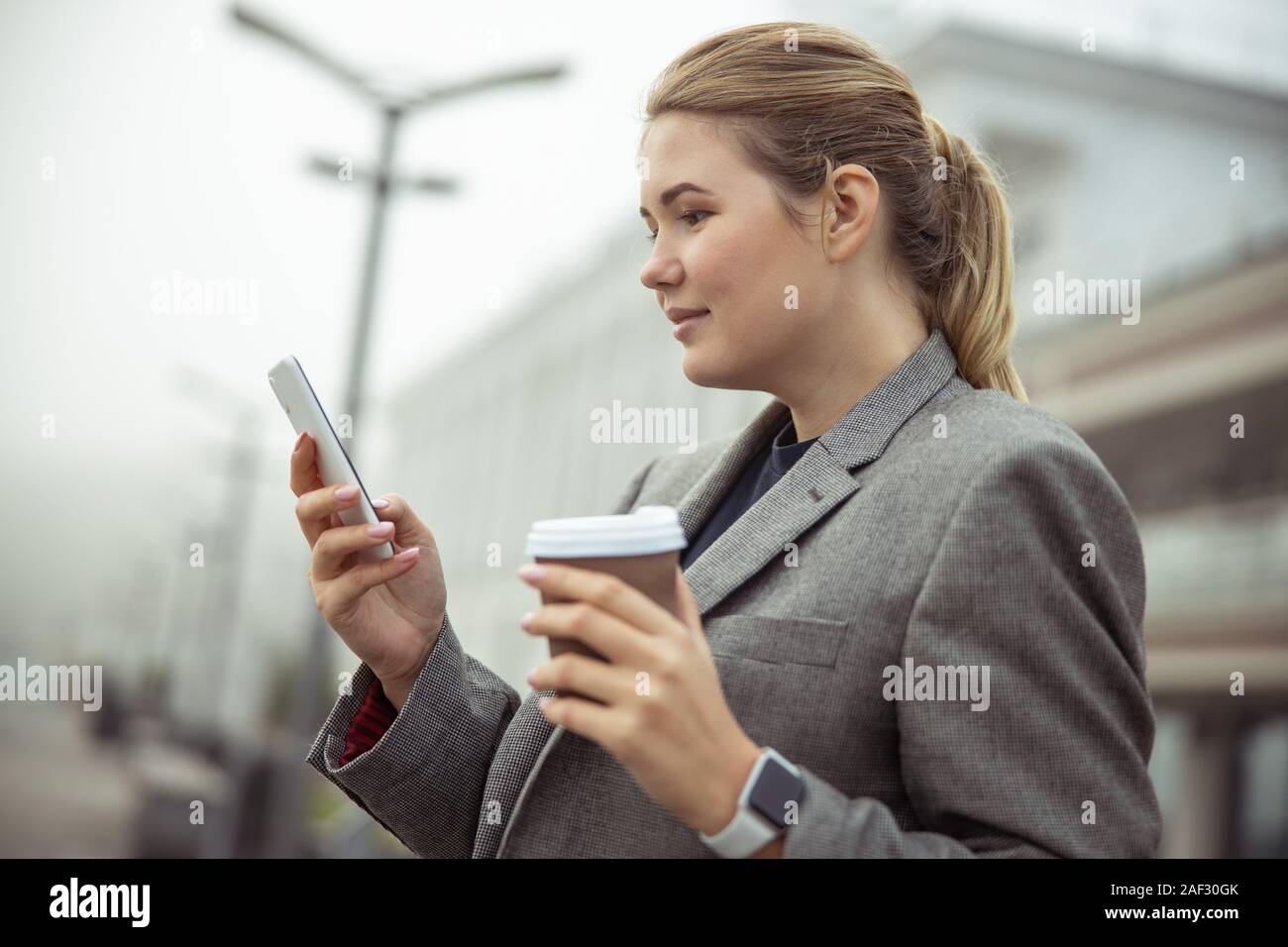 Beautiful lady using smartphone hi-res stock photography and images - Alamy