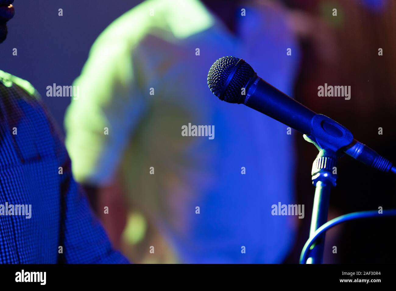 Microphone stand on stage hi-res stock photography and images - Alamy
