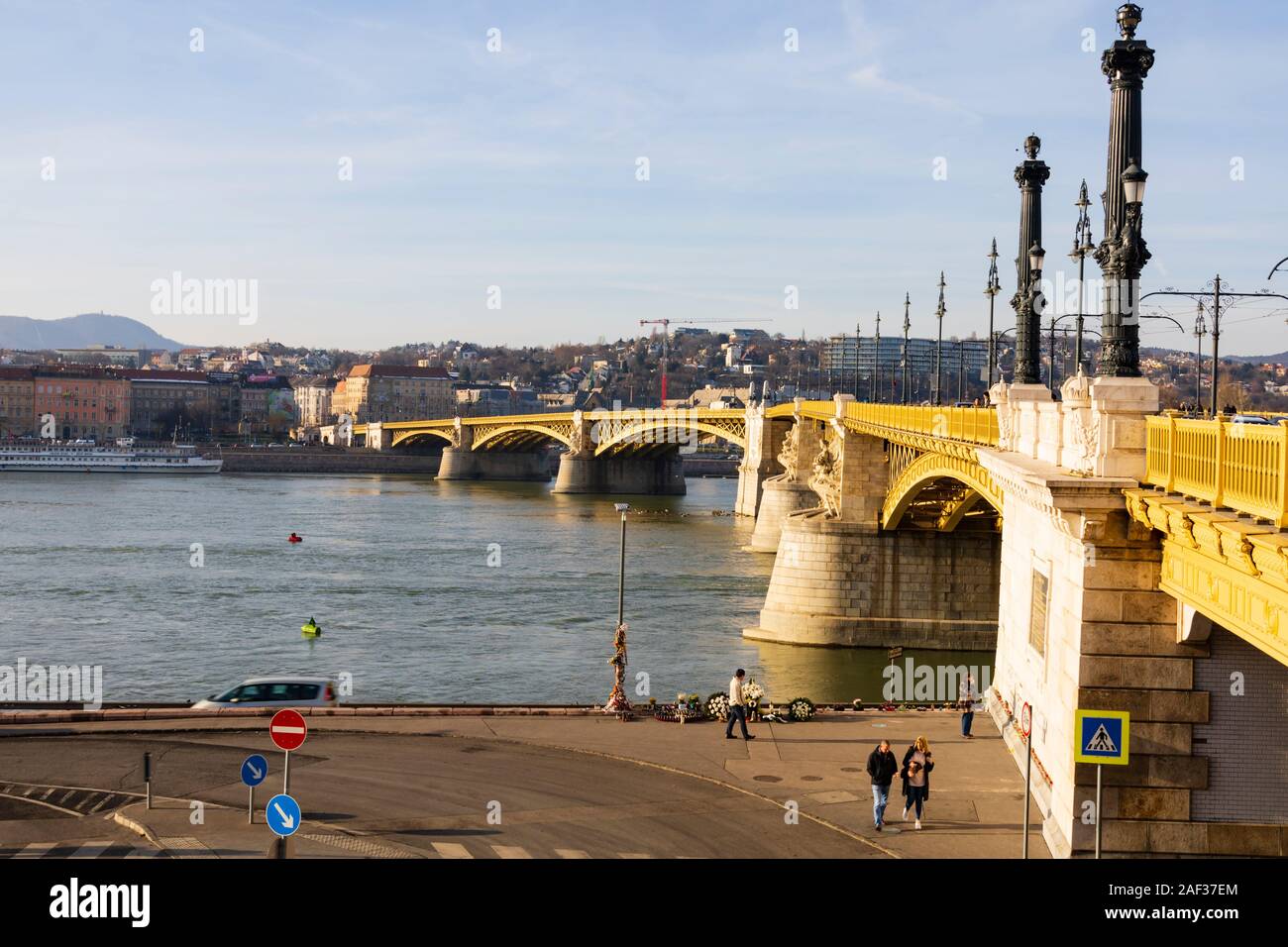 The yellow Margaret Bridge, Margit Hid, over the River Danube, Winter ...