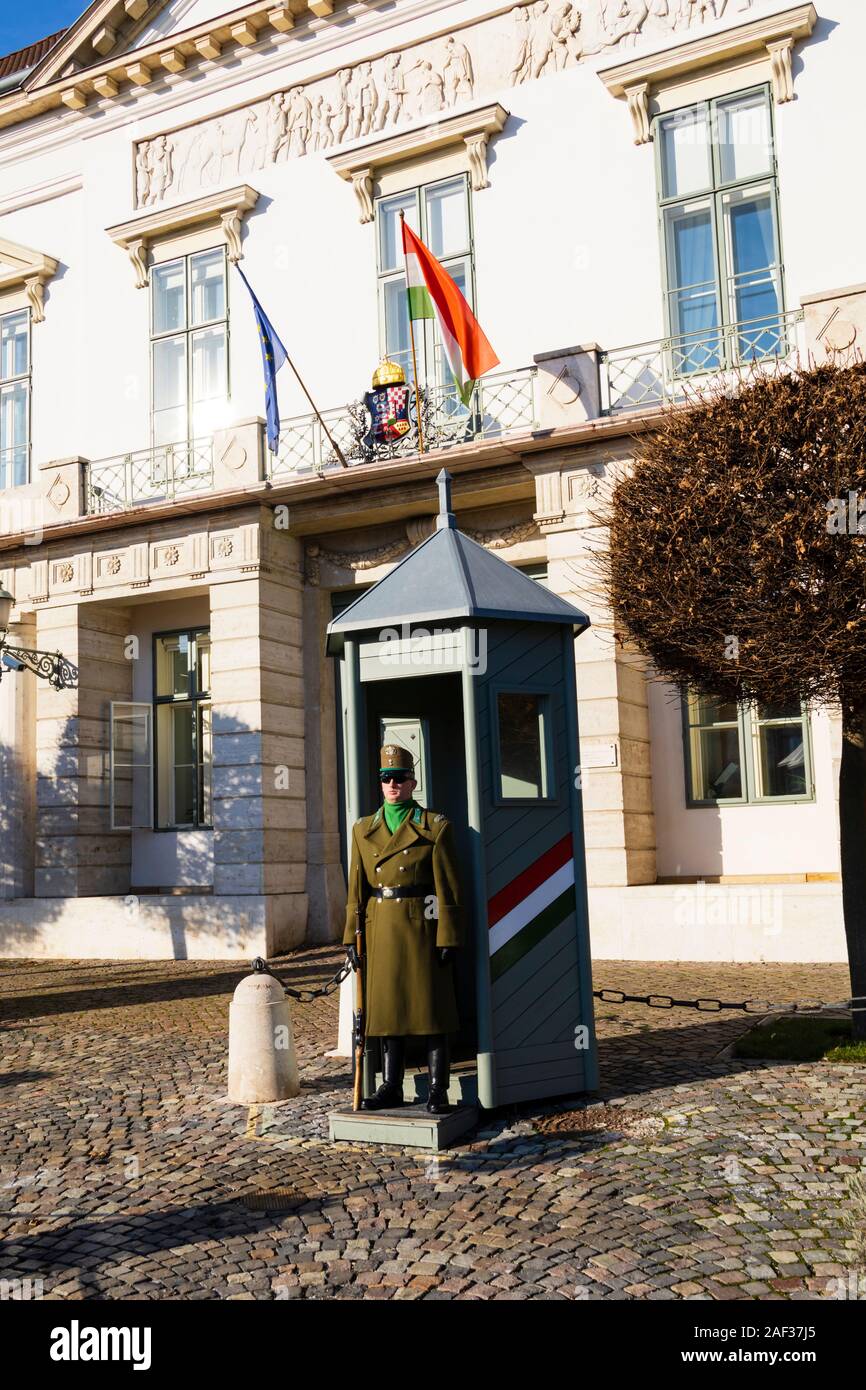 Guardsman sentry box hi-res stock photography and images - Alamy