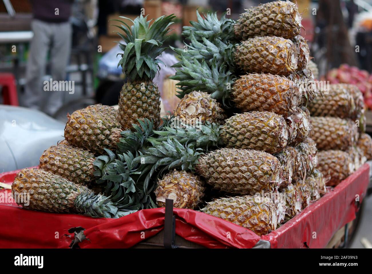 Fruit stall pineapple hi-res stock photography and images - Alamy