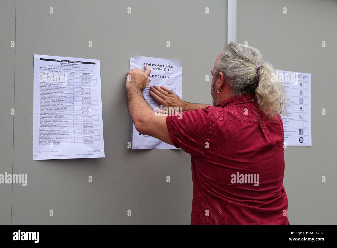 Poll stations hi-res stock photography and images - Alamy