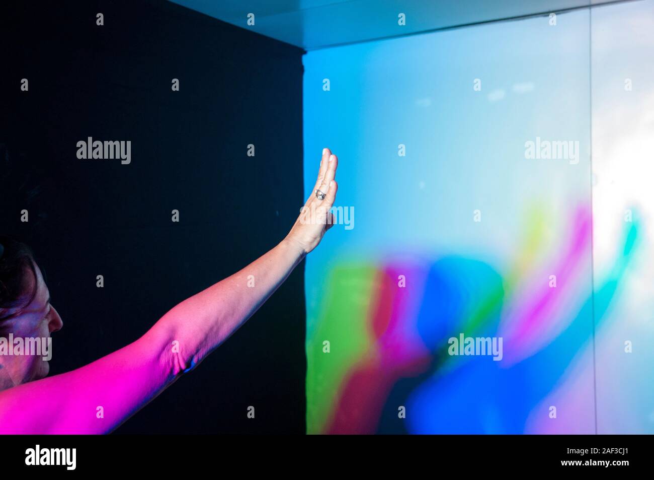 Magenta screen hi-res stock photography and images - Alamy